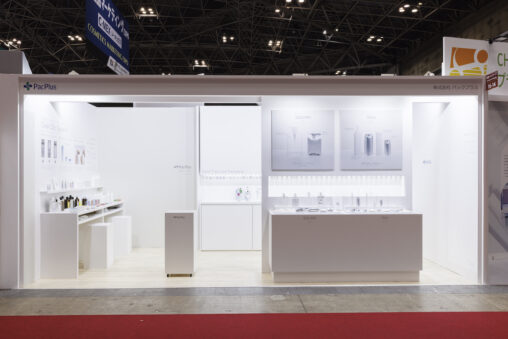 白を基調に商品をスタイリッシュに演出｜COSME Week 2023 | 展示会ブースデザイン装飾