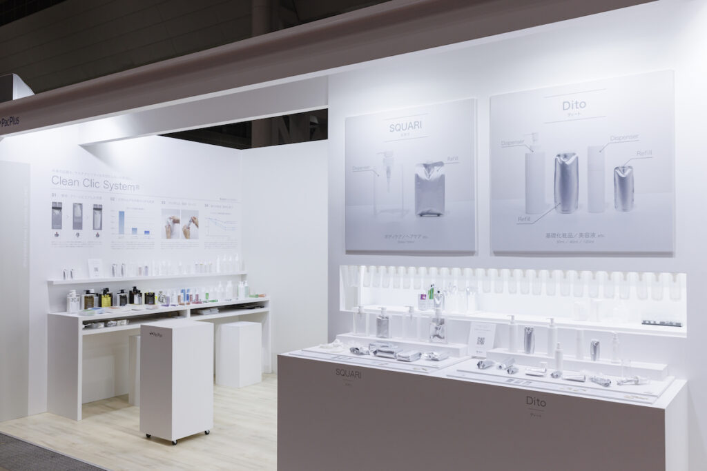 白を基調に商品をスタイリッシュに演出｜COSME Week 2023 | 展示会ブースデザイン装飾