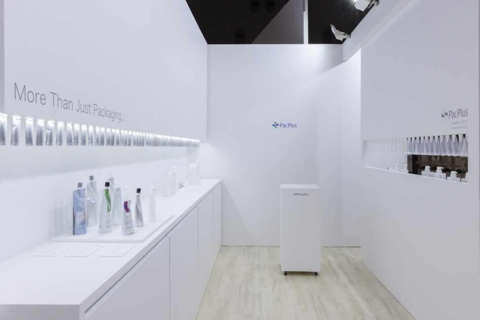 白を基調に商品をスタイリッシュに演出｜COSME Week 2023 | 展示会ブースデザイン装飾