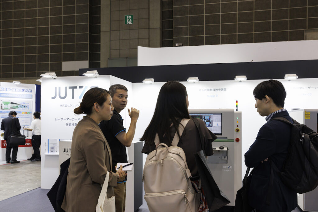 社名ロゴを大きく扱い認知されているブース｜JPCA Show 2023 | 展示会ブースデザイン装飾