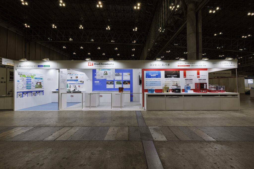 横長4小間のスペースを2コーナーin/outで演出｜JASIS 2023 | SUPER PENGUIN Archives