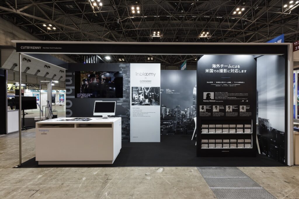 米国メンバーの作品をアクセントにモノトーンで表現｜CONTENT TOKYO 2023 | 展示会ブースデザイン装飾