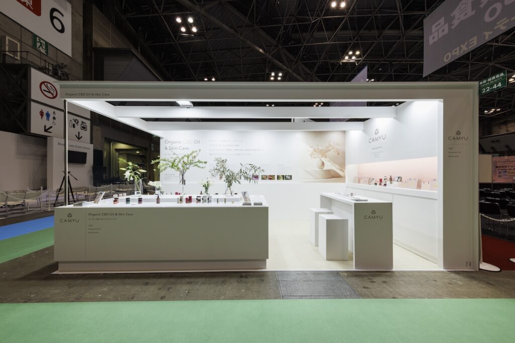白をベースにして商品の高級感、企業の信頼感を演出｜COSME Week 2024 | 展示会ブースデザイン装飾