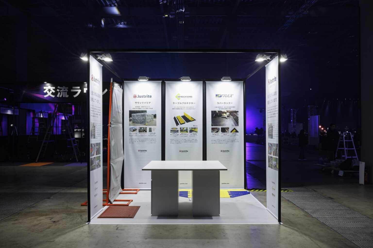 簡易運搬を想定したタペストリーと展示台｜ProLight & ProVisual 2024 | 展示会ブースデザイン装飾