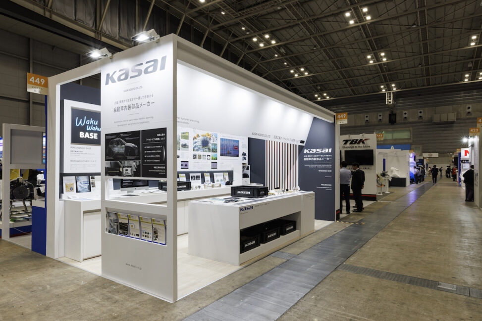 斜めの看板でブース内への流入を促す｜Automotive Engineering Exposition 2024 YOKOHAMA | 展示会ブースデザイン装飾